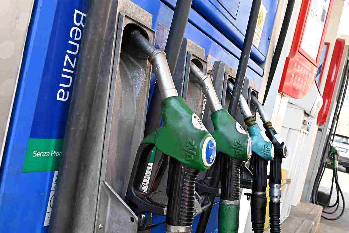 Prezzo Benzina, scatta l'obbligo: lo vedremo al distributore | Allaguida
