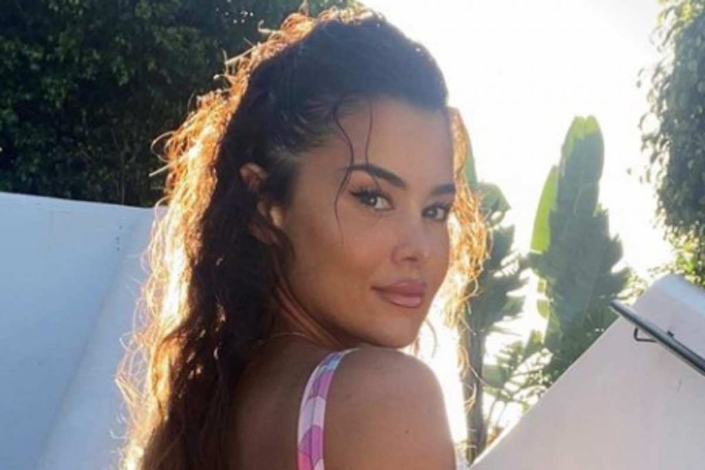 Eva Padlock, show in lingerie: si vede (quasi) tutto a letto | Allaguida