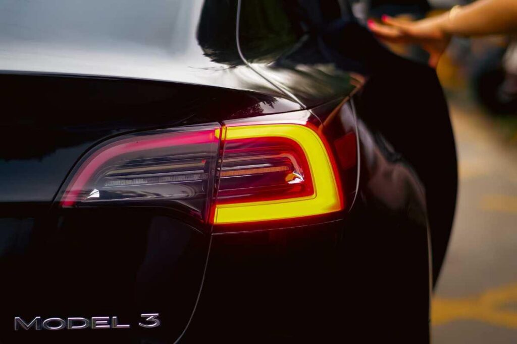 Cosa significa il simbolo della Tesla? C'è molto più di ciò che si vede ...